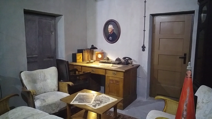 i24NEWS - Berlin museum unveils replica of Adolf Hitler's bunker