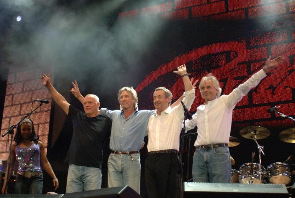 Pink Floyd Members Raise Over $500,000 In Ukraine Aid - I24NEWS
