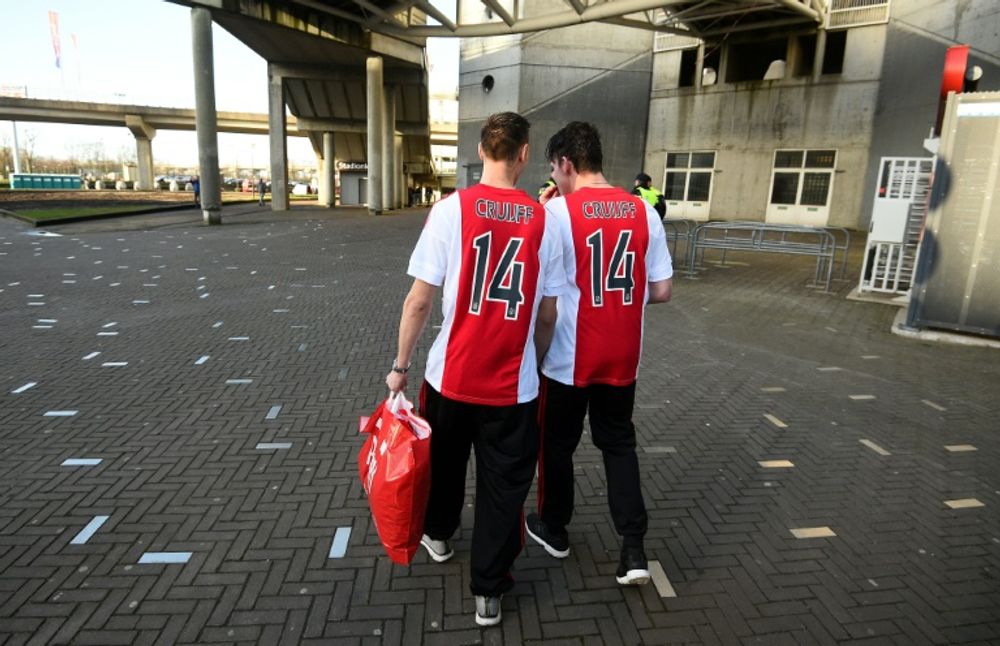 Foot : La Police Néerlandaise Arrête 154 Supporters Pour Des Chants ...