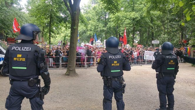 Thousands Of Germany's Far-right And Counter-protesters Face Off In ...