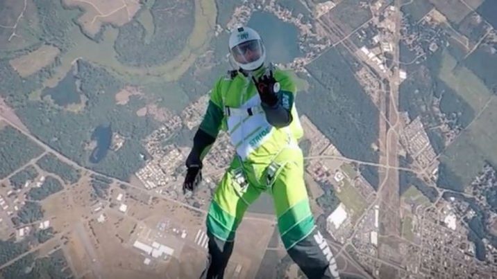 i24NEWS - US skydiver sets world record with no-parachute free fall ...