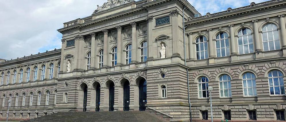 Des Boîtes Appartenant Au Médecin Nazi August Hirt Découvertes À ...