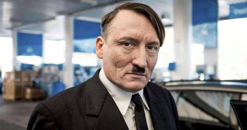 i24NEWS - Les Allemands accueillent chaleureusement un acteur jouant Hitler