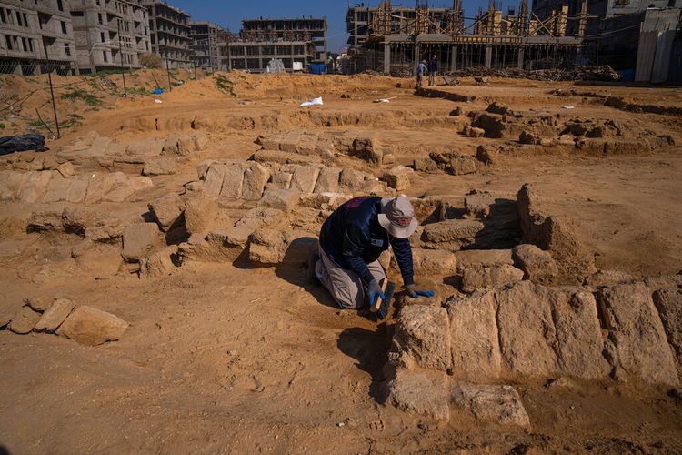 Gaza Archaeologists Find 'complete' Roman-era Cemetery - i24NEWS