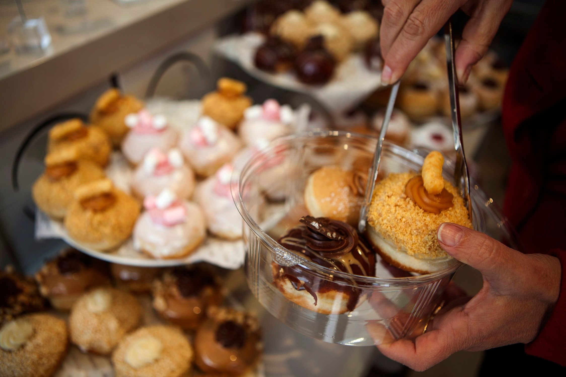 Israeli Pastry Chef Creates Date-flavored 'Abu Dhabi' Doughnut For ...