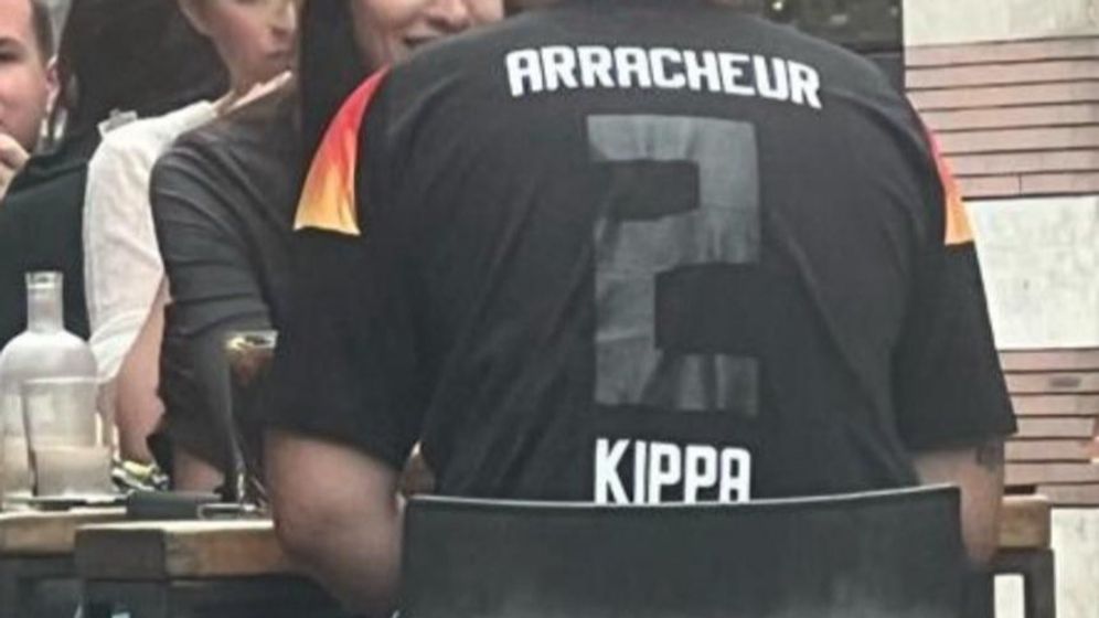 Un Homme Arbore Un Maillot Floqué "Arracheur 2 Kippa" À Toulouse : Une ...