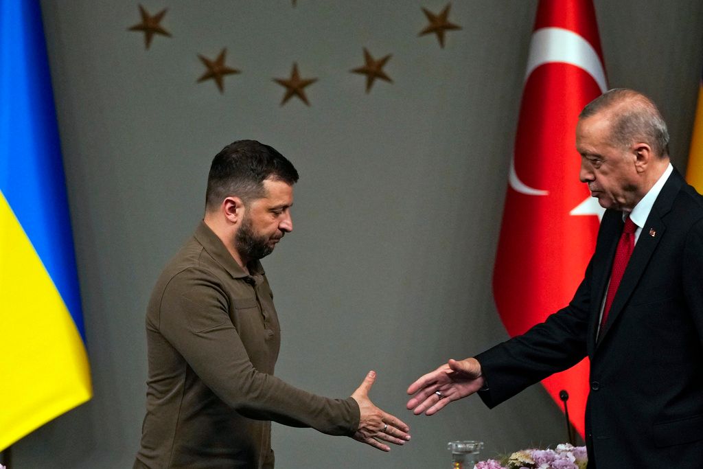 Ukrainian President Zelensky Gains Turkey's Support, U.S. Cluster Bombs ...