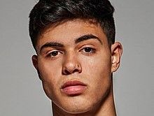 Le Chanteur Mergui, Premier Homme À Mener Une Campagne De Maquillage En ...