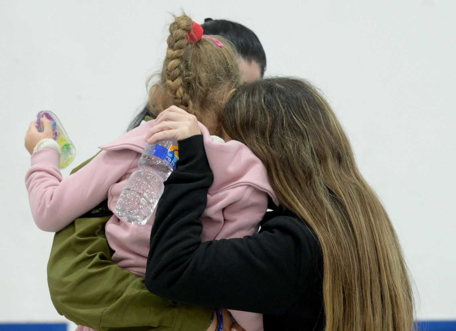 Les Images De L'arrivée En Israël Des 13 Otages Libérés Vendredi - i24NEWS