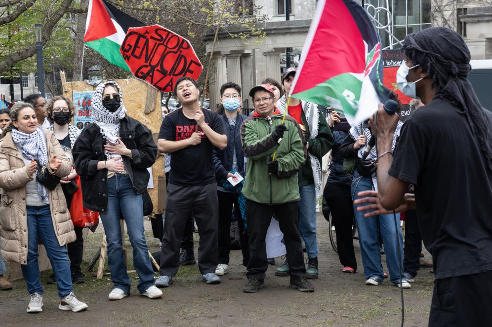Manifestation Pro-palestinienne À Montréal : Des Manifestants Brûlent ...