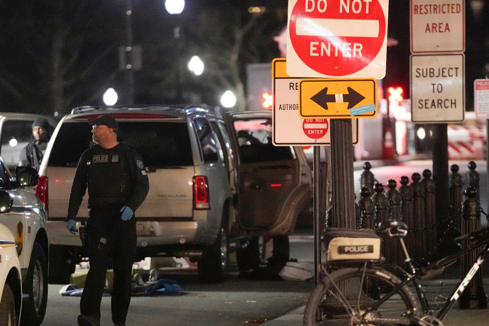 Car Crashed Into White House Security Barrier, Driver In Custody - i24NEWS