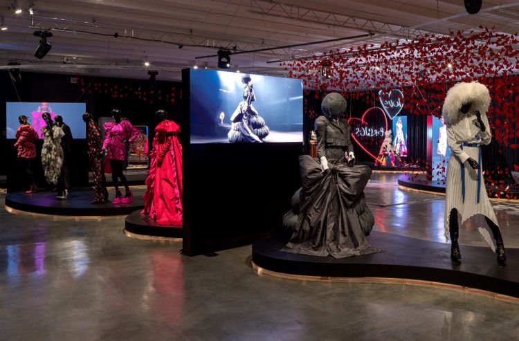 Israël: L'oeuvre Du Styliste Alber Elbaz Dans Une Exposition Exceptionnelle À Holon - i24NEWS