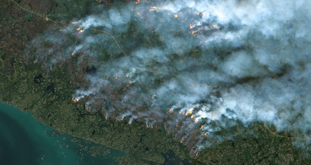 Des Milliers De Personnes Fuient Les Feux De Forêt Dans Le Nord Du ...