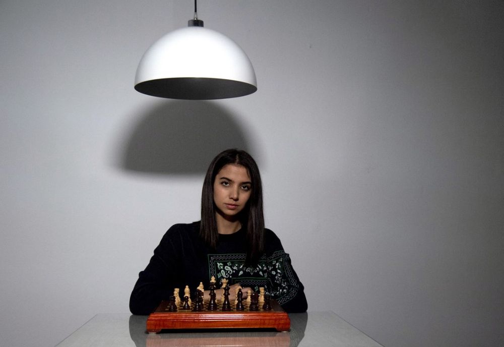 Iranian Chess Player Who Competed Without Hijab Gets Spain Citizenship ...