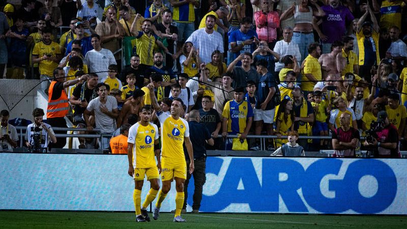 La Polémique Enfle : L’UEFA Interdit Un Panneau Pour La Libération De L ...