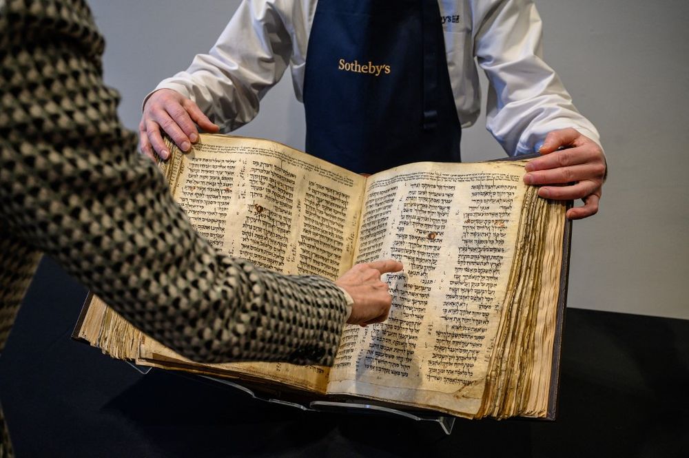Le Codex Sassoon, La Plus Ancienne Copie De La Bible, Va Être Exposé À ...