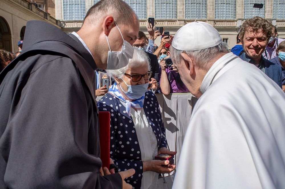 Pope Francis Kisses Tattoo Of Holocaust Survivor - i24NEWS
