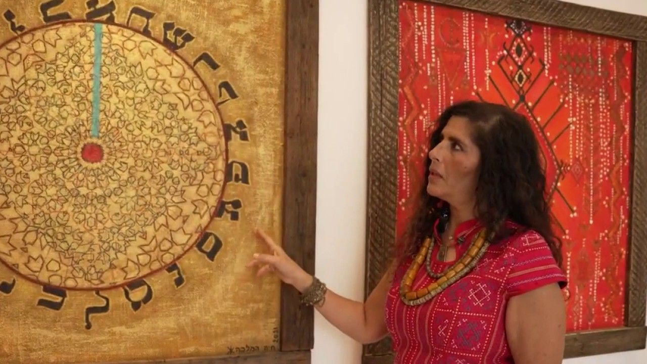 Israeli Artist Draws On Feminine Motifs For Tribal Paintings - i24NEWS