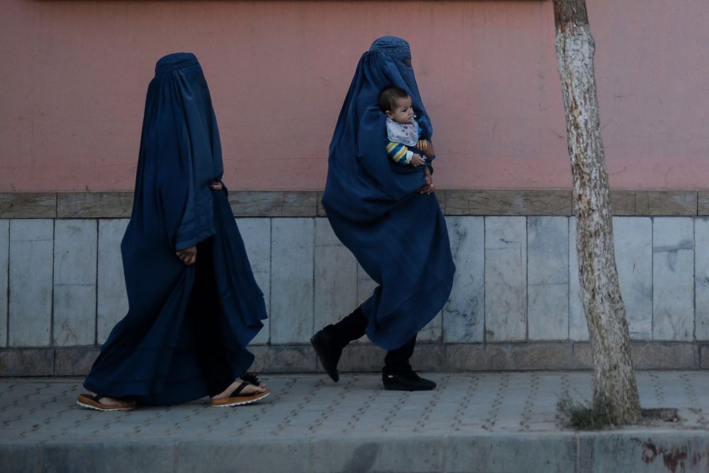 Afghanistan: Le Chef Suprême Ordonne Aux Femmes De Porter La Burqa En ...