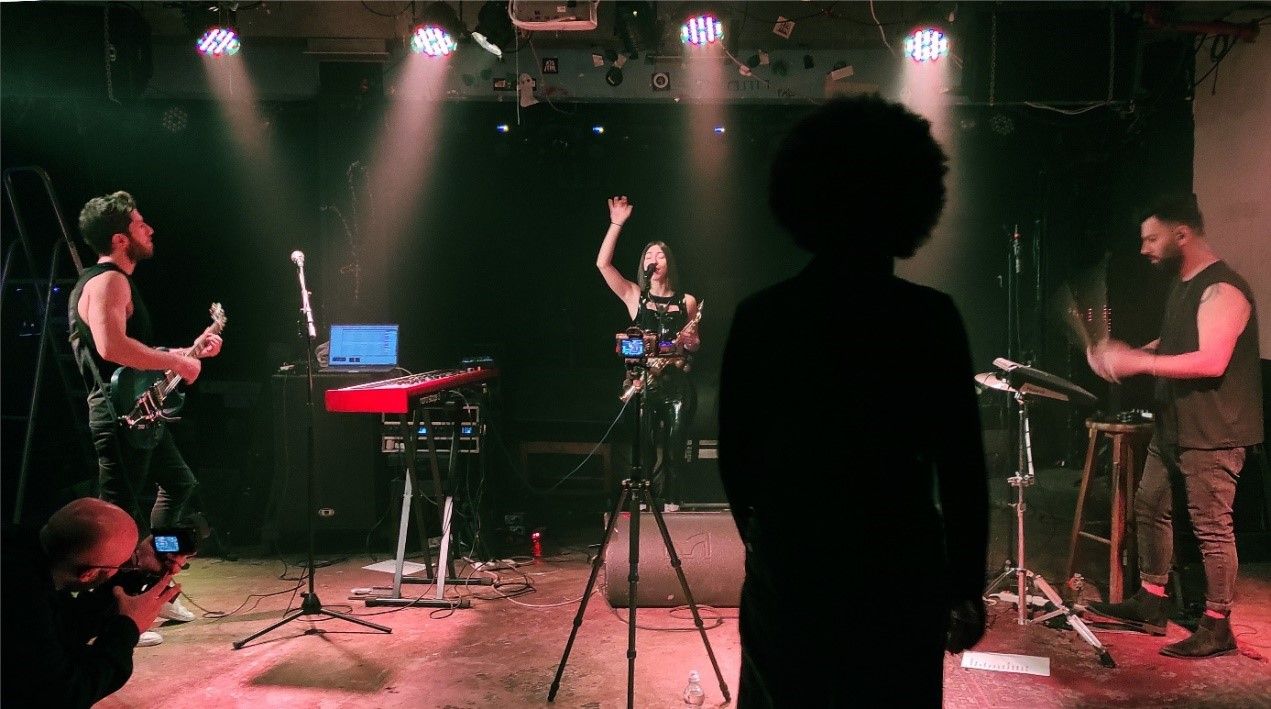 Odelly Chante Dans La Langue De Molière Pour Conjurer Le Mauvais Sort ...