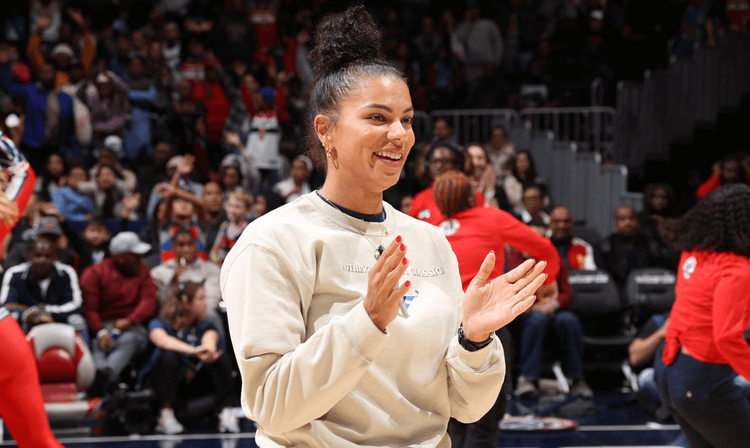 Israël : Visite Surprise De La Joueuse De Basket-ball Alysha Clark À L ...