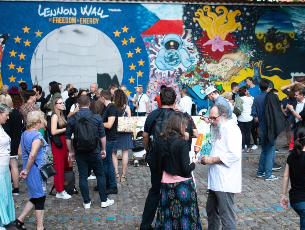 Le Mur Lennon Construit Devant Le Palais De L'Europe À Strasbourg Et Le ...
