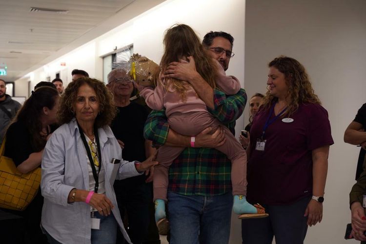 Les Images De L'arrivée En Israël Des 13 Otages Libérés Vendredi - i24NEWS