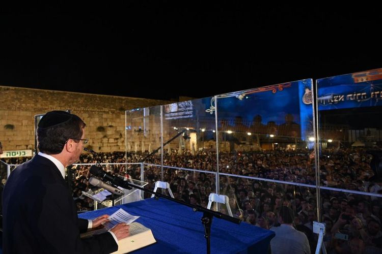 Israel: Herzog Participates In Septennial Western Wall Ceremony - i24NEWS