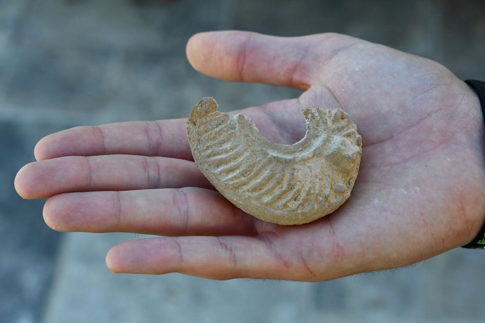 Israeli Youth Discovers 1,600-year-old Oil Lamp During School Trip ...