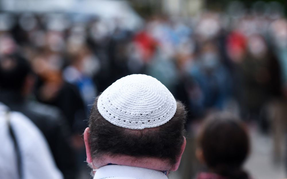 Orléans : Un Rabbin Molesté En Pleine Rue Devant Son Fils - i24NEWS