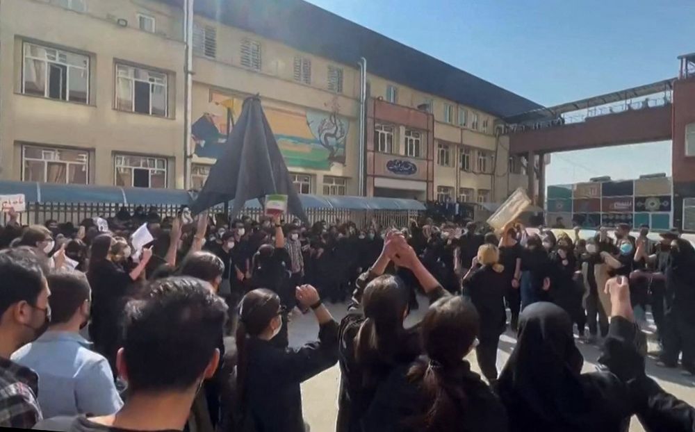 Protesting Students Clash At A Tehran University - i24NEWS