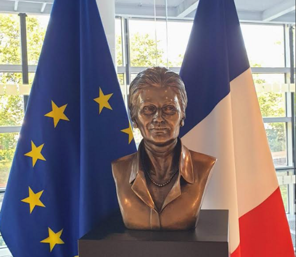 France : Une Stèle En Mémoire De Simone Veil Dégradée Dans Le Finistère ...