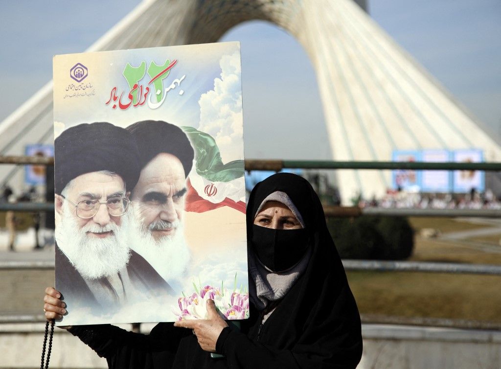 Iran Conducts Arrest After Khomeini Statue 'destroyed' - i24NEWS