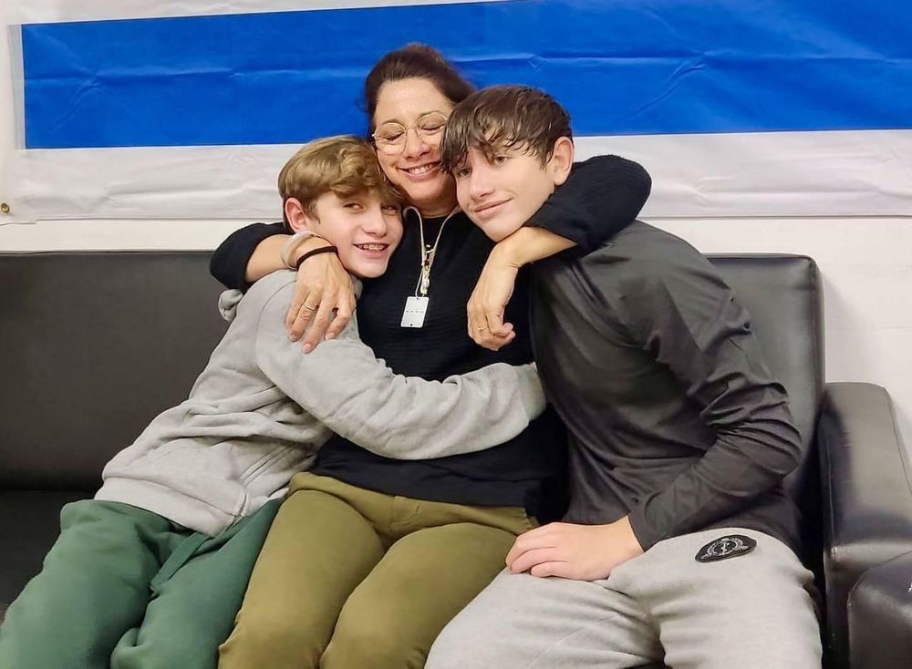 Israël : Or Et Yagil Yaakov, Ex-otages, Retrouvent Leur Mère Renana ...