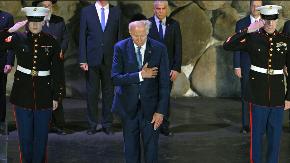 Joe Biden Dépose Une Gerbe Et Allume La Flamme Éternelle Lors D'une ...