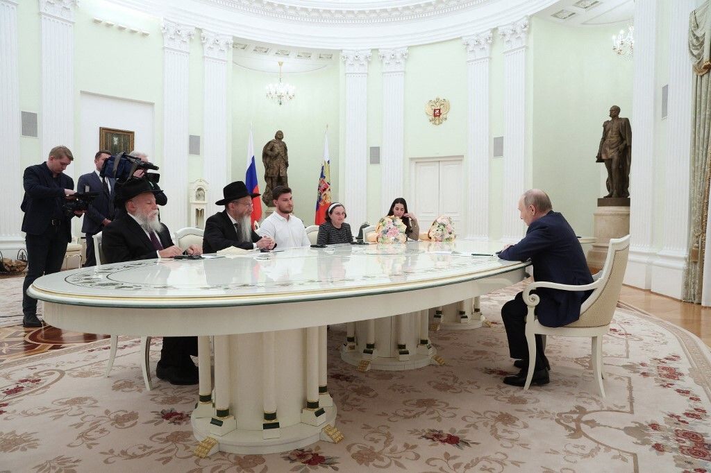 Poutine Reçoit Des Ex-otages Israéliens Et Remercie Le Hamas Pour Leur ...