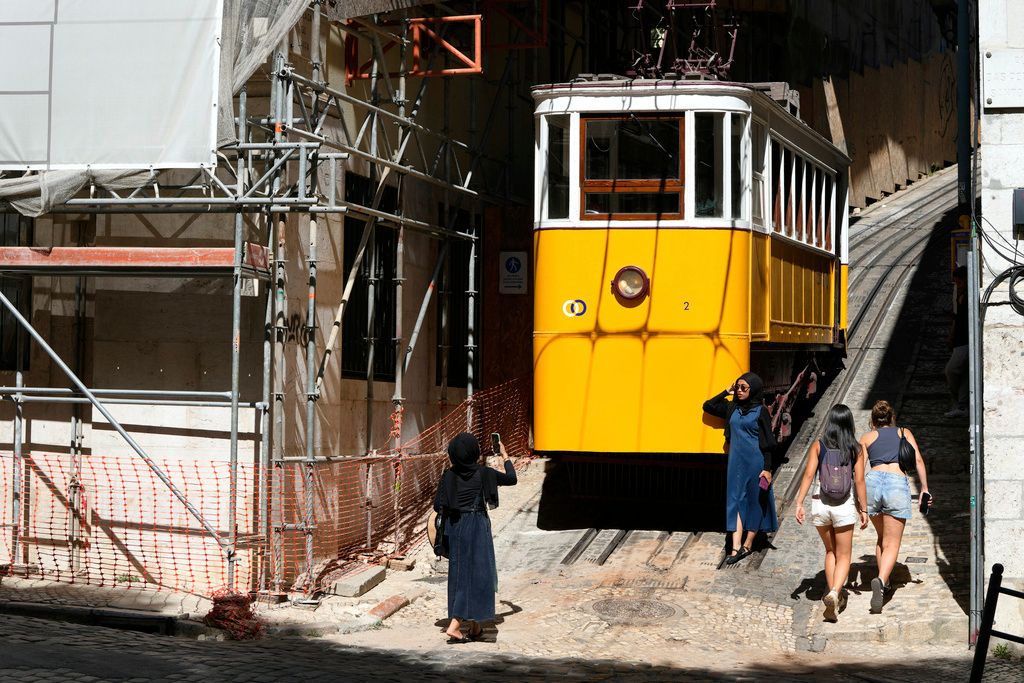 Lisbonne : Déraillement Du Funiculaire "Gloria", Au Moins Quinze Morts ...