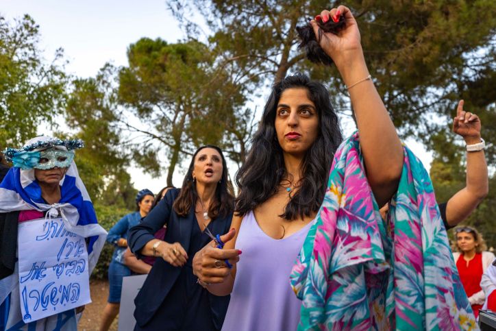 Israelis Show Support For Iranian Women Amid Protests - i24NEWS