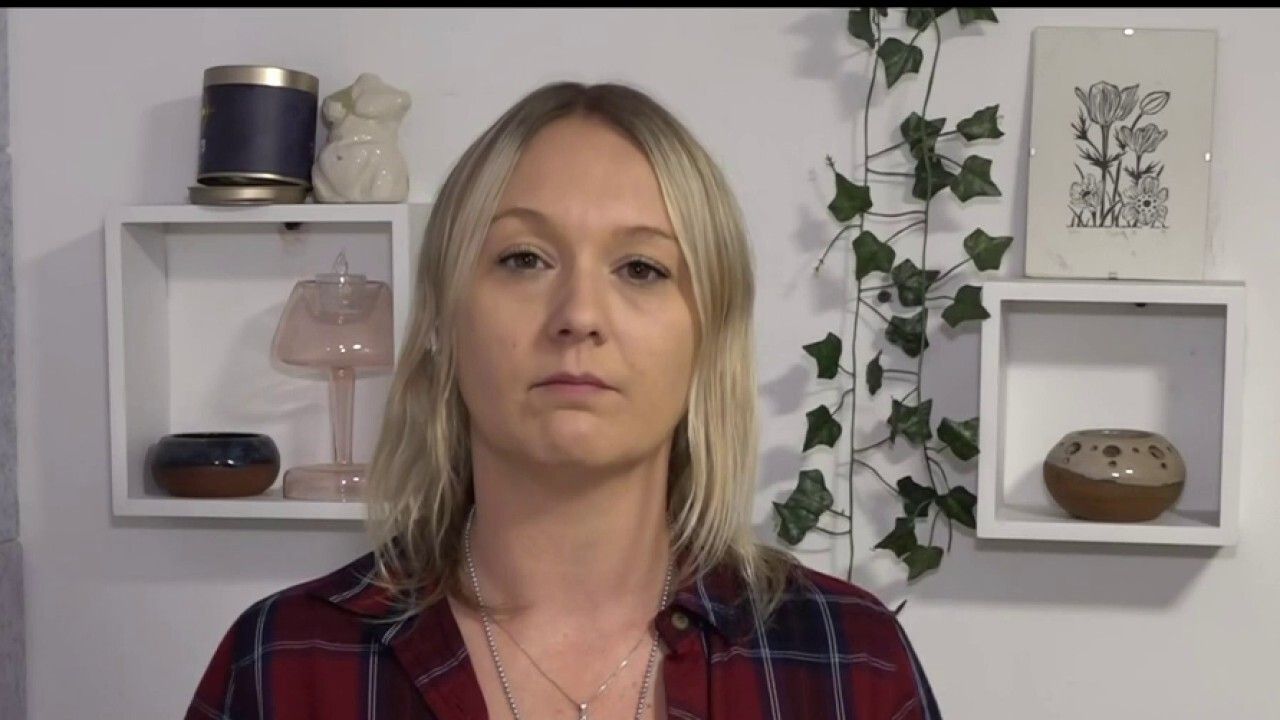 Agression À Auschwitz : Charlotte Korchak Témoigne Après Avoir Brandi ...