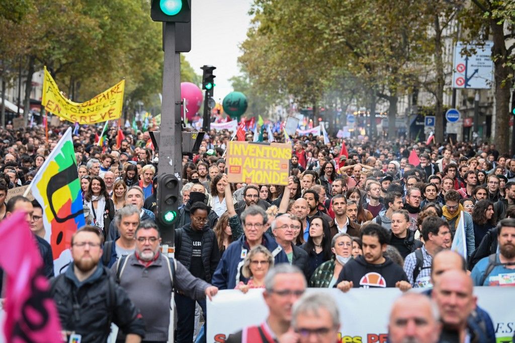 France : Des Dizaines De Milliers De Personnes Dans La Rue Pour Réclamer Des Hausses De Salaires ...