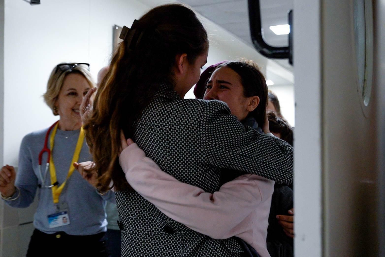 "Aucun Des Deux Enfants Ne Savait Que L'autre Était Vivant Jusqu'à Leur Libération" (Sharon ...