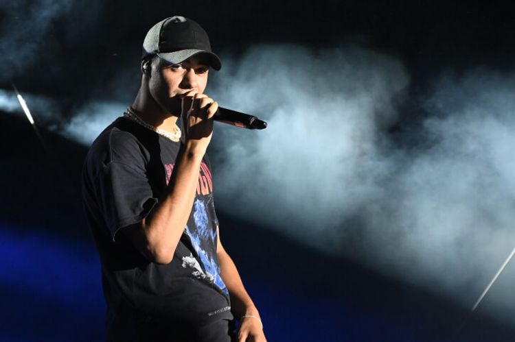 Le Chanteur Mergui, Premier Homme À Mener Une Campagne De Maquillage En ...