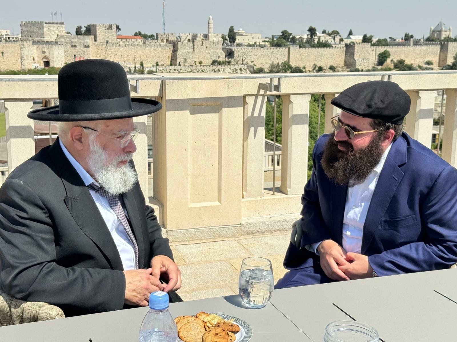 Les Grands Rebbes Et Rabbins Ont Rencontré Le Rabbin Yoel Pinto À ...