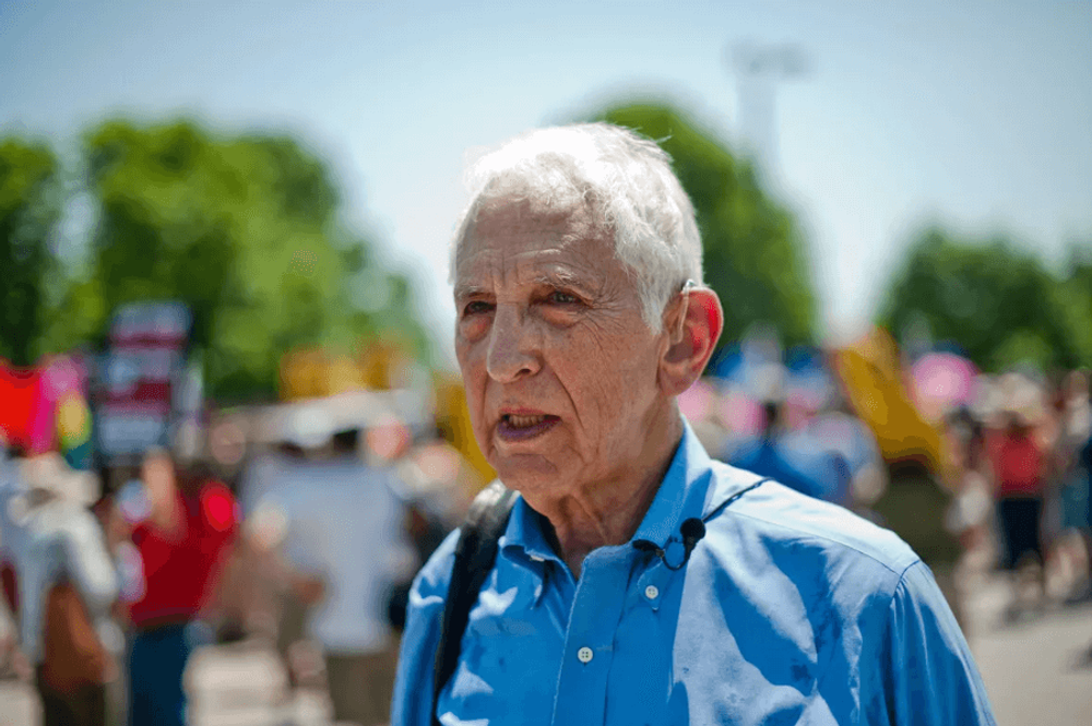 Le Lanceur D'alerte Des "Pentagon Papers", Daniel Ellsberg, Est Mort À ...