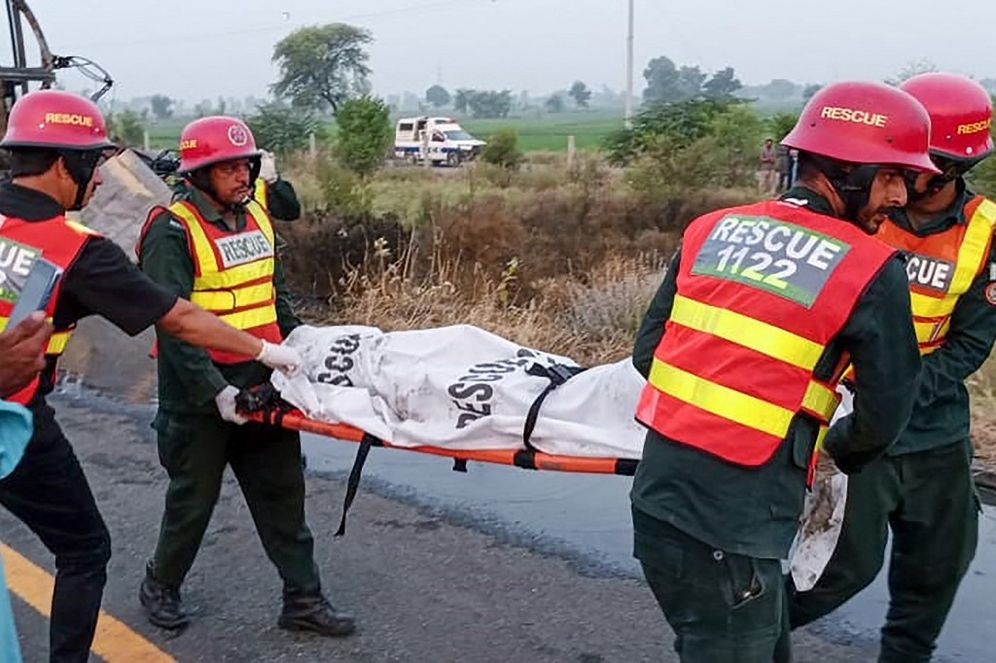 At Least 18 Killed As Bus Crashes And Burns In Eastern Pakistan - i24NEWS
