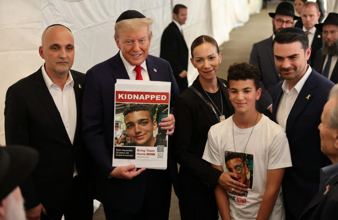 Trump En Visite Surprise Sur La Tombe Du Rabbi De Loubavitch À New York ...