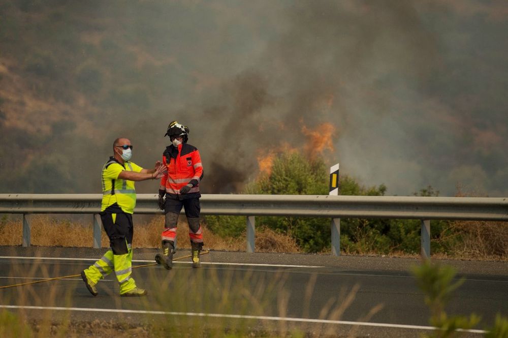 Almost 800 Flee Wildfires In Spain - i24NEWS