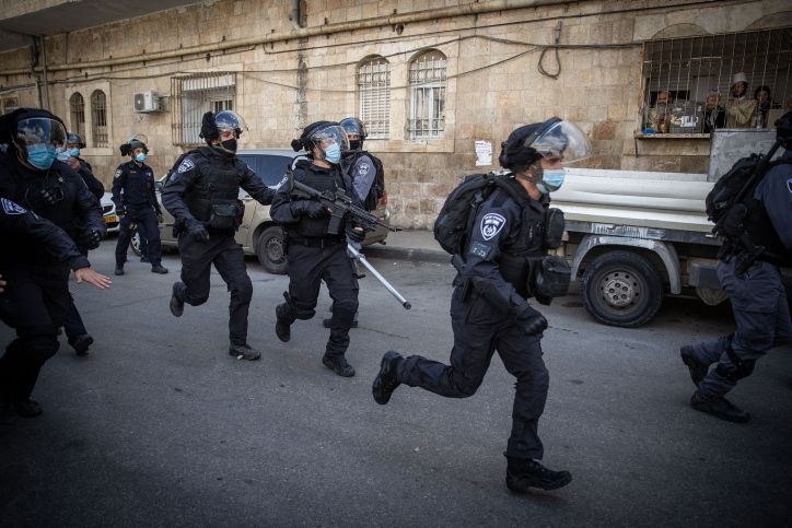 Jerusalem: Police Officers Filmed Beating Ultra-Orthodox - i24NEWS