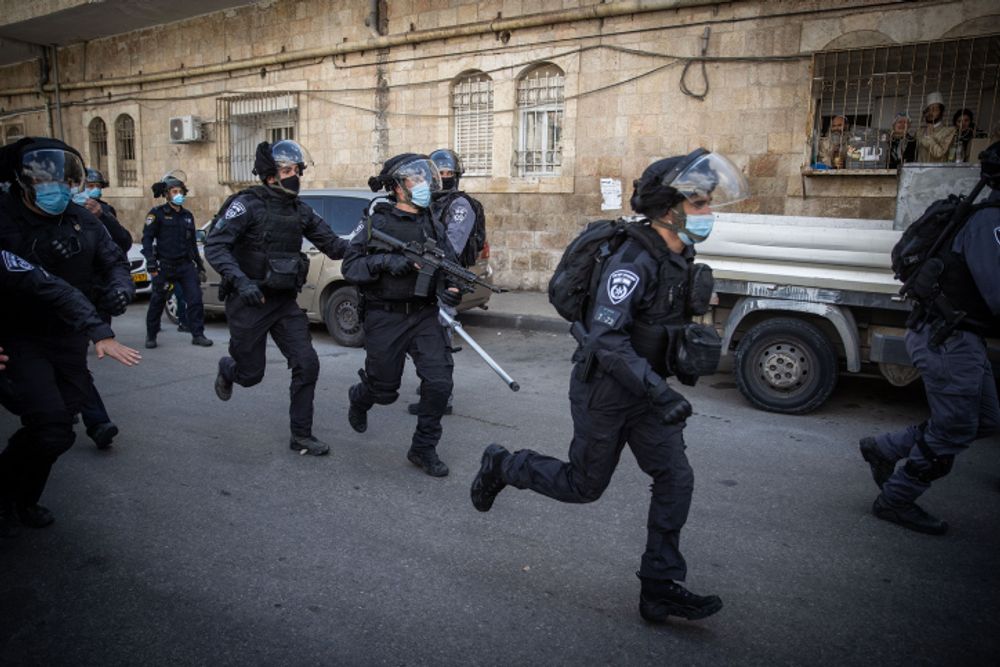 Jerusalem: Police Officers Filmed Beating Ultra-Orthodox - i24NEWS