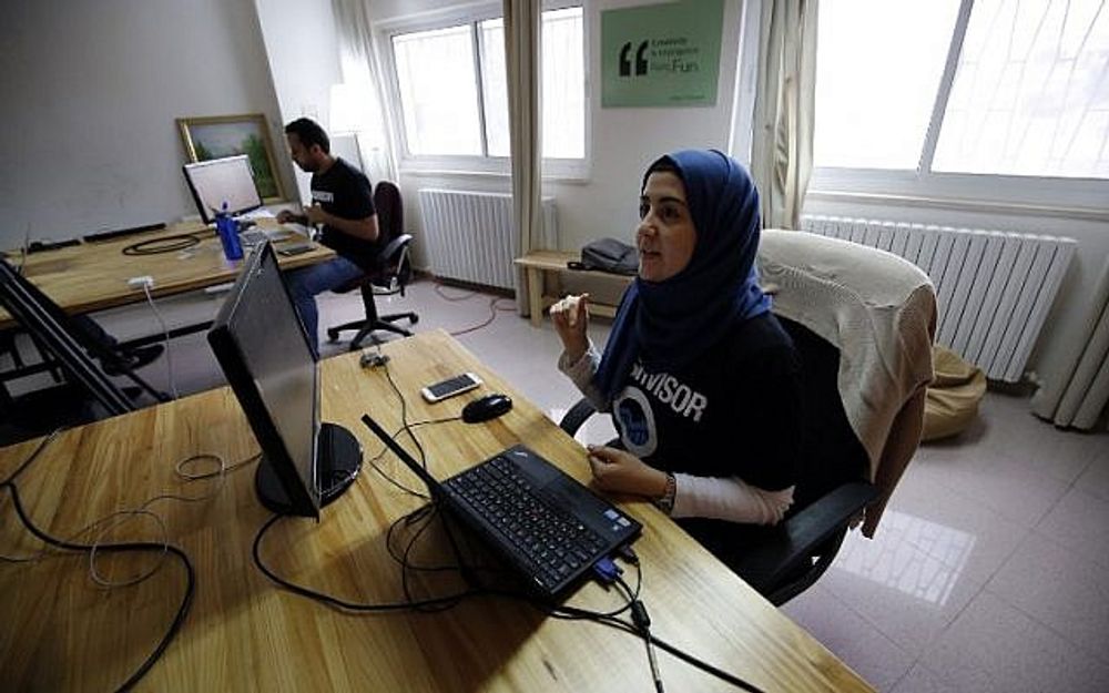 500 Palestinian Tech Employees To Receive Israeli Work Permits - i24NEWS